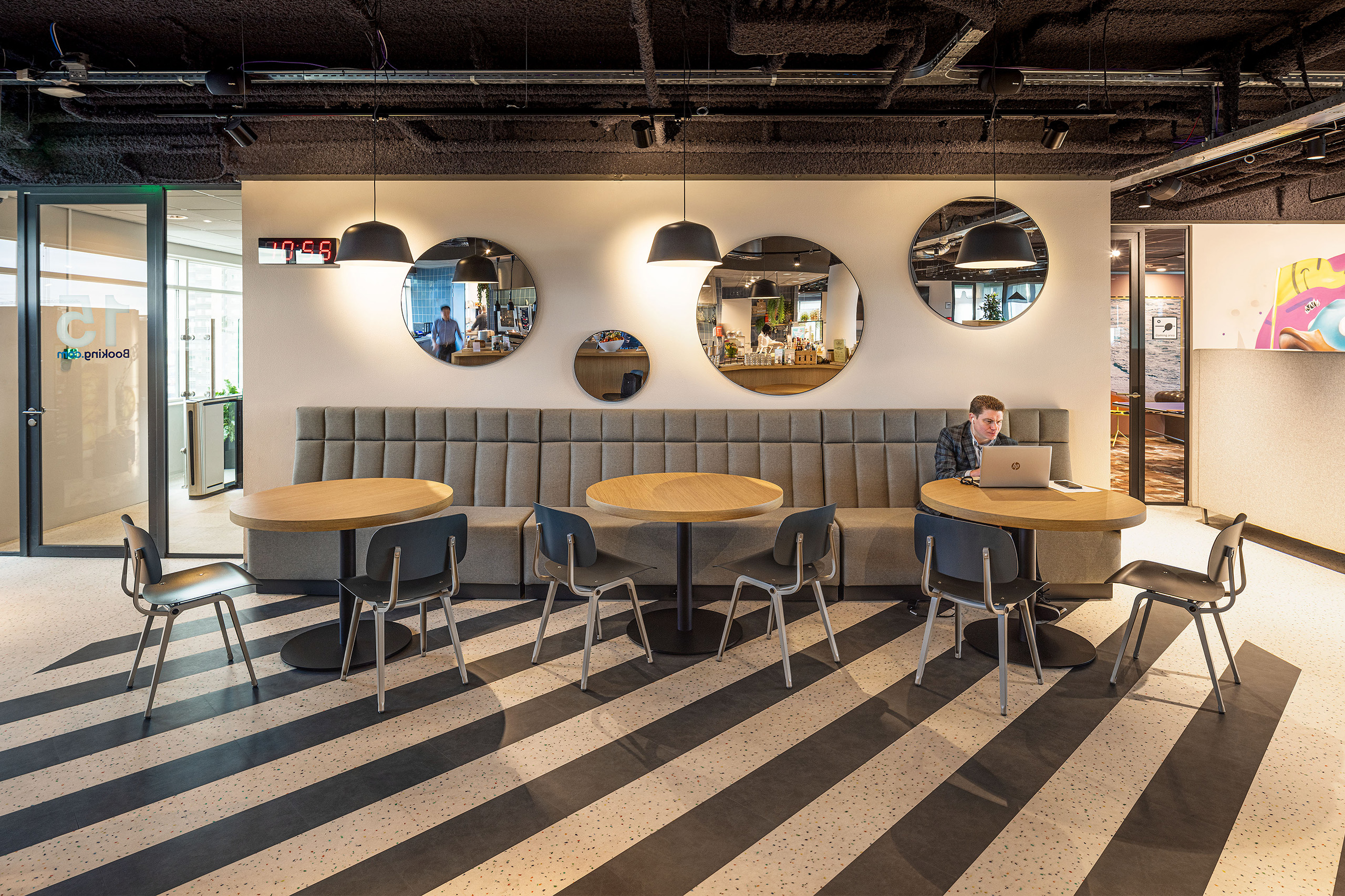 HofmanDujardin - Workplaces - Booking.com Customer Services Amsterdam